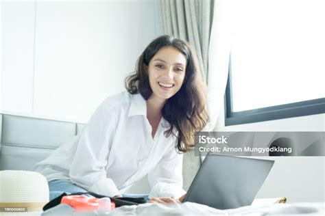 아름다운 여성은 아침에 콘도에서 행복하고 휴식을 취하면서 새해 휴가를 위해 바다로 여행 할 계획입니다 계획에 대한 스톡 사진 및 기타 이미지 Istock