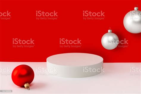 빨간색과 흰색 창조적 인 배경에 크리스마스 장식품 연단 제품 디스플레이용 템플릿을 모의합니다 보여주기에 대한 스톡 사진 및 기타 이미지 Istock