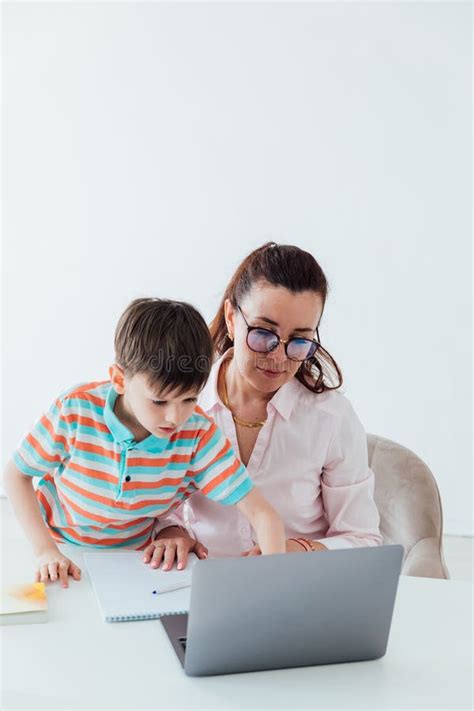 Professor Ensinando Aluno Com Laptop Na Mesa Imagem De Stock Imagem