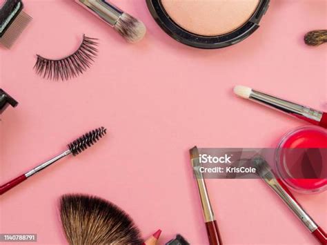 전문 메이크업 파우더와 아이섀도우를 바르기 위한 다양 한 브러쉬 세트 화장품 및 파운데이션 개체 그룹에 대한 스톡 사진 및 기타 이미지 Istock