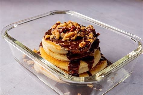 투명한 접시에 초콜릿과 견과류를 곁들인 맛있는 팬케이크의 근접 촬영 0명에 대한 스톡 사진 및 기타 이미지 0명 건강한 생활방식 건강한 식생활 Istock