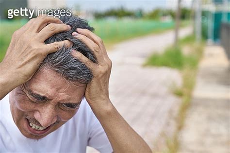남성 노인 성인 노인건강 고통 컨셉 질병 건강이상 두통 이미지 Jv13060286 게티이미지뱅크