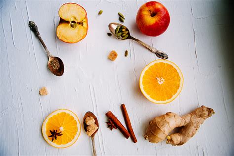 Mulled 와인 또는 들어간다 오렌지와 새 해 축 하에 대 한 요리와 향신료 성분 밝은 배경 평면에 누워 0명에 대한 스톡 사진 및 기타 이미지 Istock