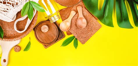 환경 친화적 인 일회용 식기 재활용 개념 노란색 배경에 빈 재사용 가능 일회용 환경 친화적 인 접시 세트 천연 재료로 만든 생태 식기 플라스틱이없는 삶 가방에 대한 스톡