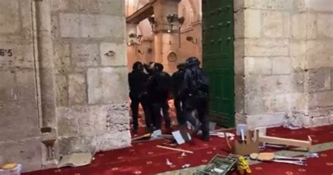 قوات الاحتلال الإسرائيلية تعتدى على المصلين فى المسجد الأقصى المبارك