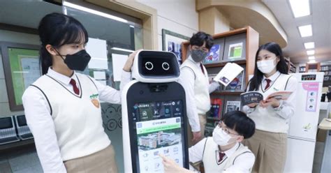 학교 간 Lg 클로이 로봇 디지털 교육 돕는다