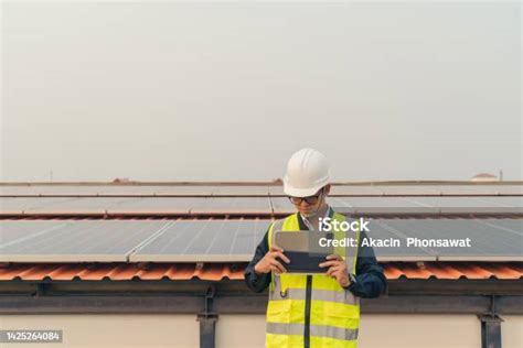 지붕에 태양 전지를 설치하는 것을 계획하는 서비스 엔지니어 20 24세에 대한 스톡 사진 및 기타 이미지 20 24세 3d
