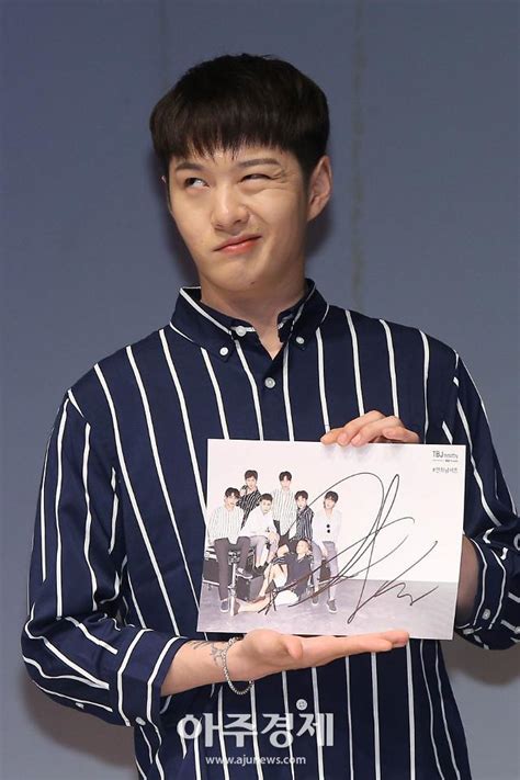 [포토] 비투비 이창섭 표정 부자의 여유로운 포토타임 Tbj 팬사인회 아주경제