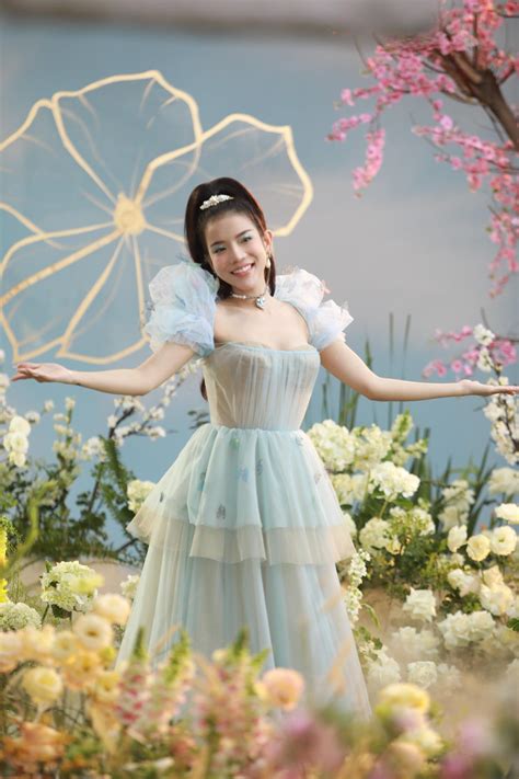 Hit M I C A Lyly Ti P T C Ghi I M V I H I Con G I B Ng Tri T L Y U B N Th N S U S C C G I