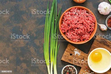지상된 쇠고기입니다 Cutlets를 만들기 위한 재료 미트볼지상 쇠고기 날 달걀 향료 어두운 소박한 배경에 녹색 양파 보기 상위 공간을 복사 합니다 날것에 대한 스톡 사진