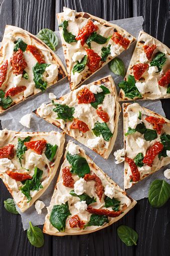 후 무스 햇볕에 말린 토마토 시금치 산 양 치즈를 사용한 갓 구운 플랫 브레드 세로 평면도 0명에 대한 스톡 사진 및 기타 이미지 Istock