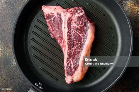 신선한 쇠고기 T뼈 스테이크 건조증 숙성 컷 프라이잉 주철 팬에 오래 된 어두운 소박한 배경에 상단 보기 플랫 레이 0명에 대한 스톡 사진 및 기타 이미지 Istock
