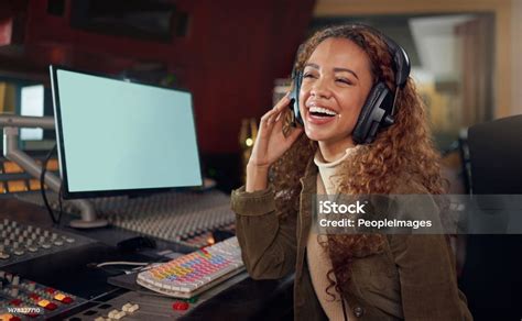 방송 스튜디오에서 재미있는 오디오 만화 사운드 또는 코미디 라디오를위한 웃음 프로듀서 및 음악 녹음 헤드폰 미소 행복 또는 음악가 여자 컴퓨터 기술 모형 화면 또는 노래