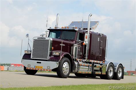 Freightliner Flc 2016 1 Truck On The Road