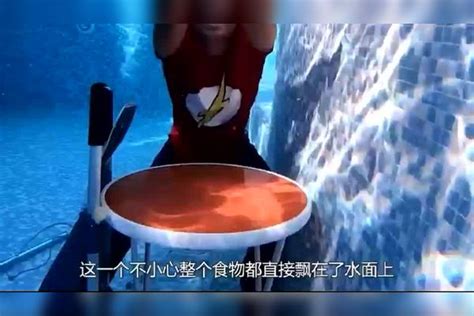 作死老外挑战在水下吃东西，最后能否成功呢？结果令人意外东西结果老外