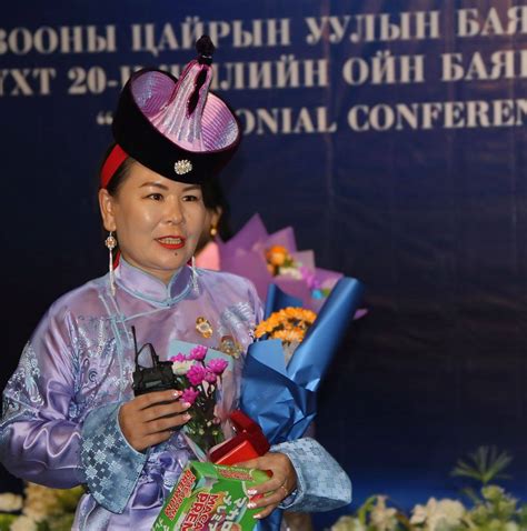 Ахаа бүжгээ бүтэн хийдэг байжээ 😍😍😍 ингэж л нааддаг хүмүүс дээ 😍🥰ууж идэхдээ гол нь бишээ сайхан