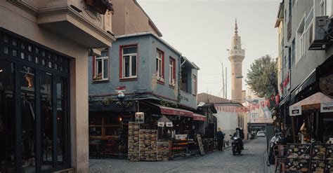 24mm 거리 건물 건축 경치 골목 관광지 구시가지 도로 도시 도시의 돌 바닥 마을 모스크 미나레트 바자 발랏 분위기 빈티지 스타일 사람