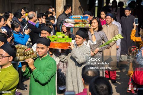 전통적인 향 너무 마 쿠크 오 지구에 공동 집에서 음력 새 해 Tet 휴일 동안 제공 하는 의례 관광에 대한 스톡 사진 및 기타 이미지 Istock