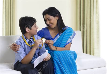 أم وابنها يحمل ميدالية صورة الخلفية والصورة للتنزيل المجاني Pngtree