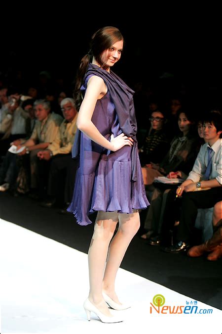 [포토엔]섹시한 보라빛 의상으로 유혹하는 모델 허하나 패션쇼