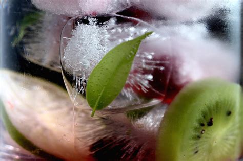 얼음 조각과 딸기와 라임 슬라이스와 음료의 유리 빛의 광선에 0명에 대한 스톡 사진 및 기타 이미지 0명 감귤류 과일