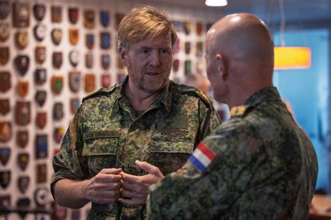 Koning Laat Zich Bijpraten Over Stappen Van Landmacht Op Weg Naar