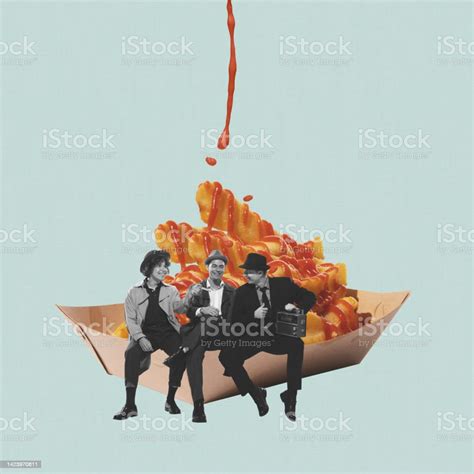현대 미술 콜라주 세련된 사람들 감자 튀김에 앉아있는 남자 케첩이있는 감자 정크 스트리트 푸드 감자 요리에 대한 스톡 사진 및