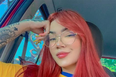Lara Silva Posa Ao Lado De Carro Luxuoso E Viraliza Na Web