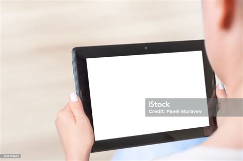 흰색 태블릿 Pc를 들고 여자의 손의 모형 이미지 앉아 흰색 화면 모형 태블릿을 들고 여자 가상현실에 대한 스톡 사진 및 기타 이미지 Istock