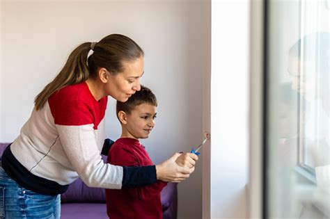 행복한 사랑의 가족 어머니와 아이 소년 골판지 상자를 포장 재생 키스와 그들의 새로운 가정을 위해 포옹 가정 생활에 대한 스톡 사진 및 기타 이미지 Istock