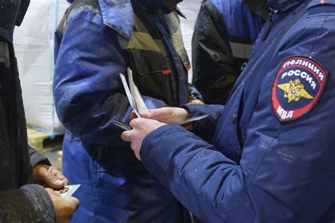 Правительство РФ почти вдвое снизило квоту на временное проживание