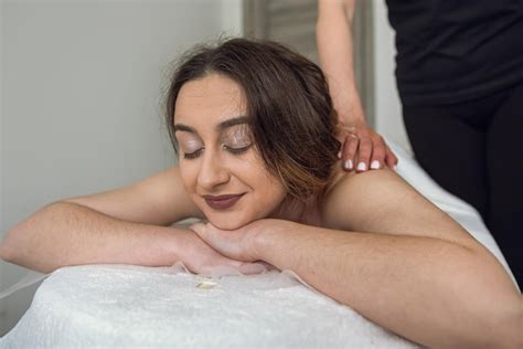 Premium Photo Therapist Doing Relax Massage Of A Female Body In Spa Salon