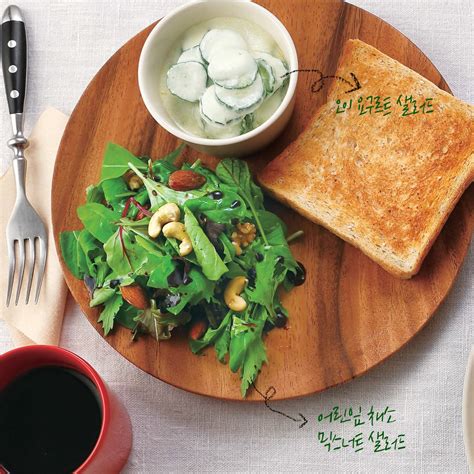 시끌북스 플레인 요구르트와 레몬으로 상큼하게 만든 인도식 오이 요구르트 샐러드 오이는 포크 끝으로 긁어서 세로로 줄을 만든 뒤 5mm 두께로 둥글썰기 하고 오이와