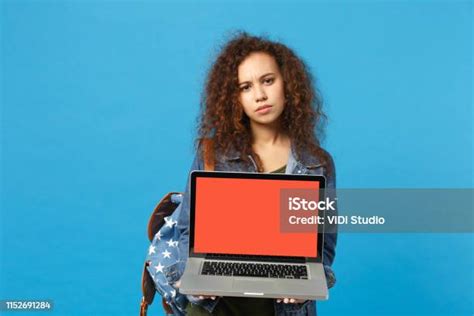 데님 옷 배낭 작업에 젊은 아프리카계 미국인 소녀 십 대 학생 블루 벽 배경 스튜디오 초상화에 고립 된 Pc에 고등학교 대학 대학 개념에서 교육 복사 공간을 모의 가방에