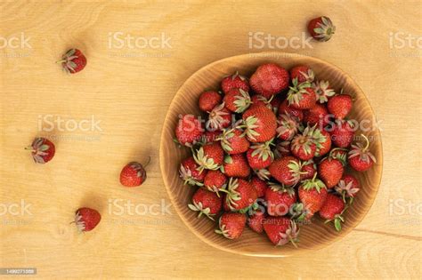 나무 배경에 갓 딴 잘 익은 빨간 딸기로 가득 찬 나무 그릇 비타민이 풍부한 여름 열매 건강한 영양 개념입니다 평면도 플랫 레이 0명에 대한 스톡 사진 및 기타 이미지