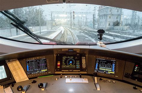 Как машинист «Сапсана успевает следить светофорами двигаясь 200 250 километров в час ПОД