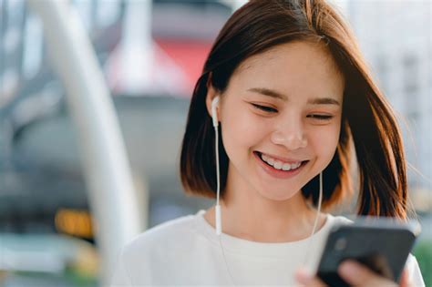 스마트 폰을 들고 여자의 근접 촬영 빈 화면의 모의 라이프 스타일에 휴대 전화를 사용 하 여 통신 개념에 대 한 기술입니다 그래픽 사용자 인터페이스에 대한 스톡 사진 및