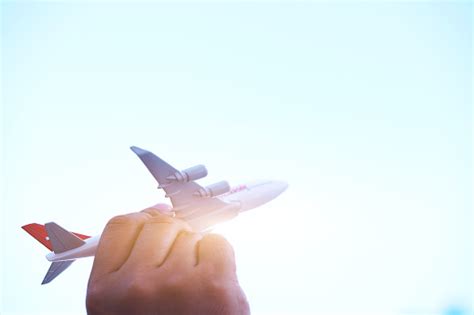 일몰 배경에 구름 푸른 하늘에 비행 미니어처 장난감 비행기를 들고 젊은 아시아 복사 공간이있는 비행기로 여름에 여행 및 여행 날기에 대한 스톡 사진 및 기타 이미지 Istock