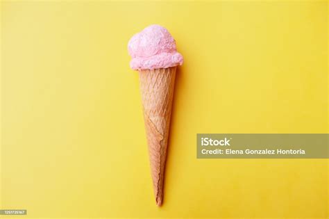 노란색 배경에 와플 콘에 딸기 아이스크림을 닫습니다 공간을 복사합니다 0명에 대한 스톡 사진 및 기타 이미지 0명 계절 과일 Istock