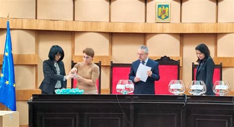 Corbu Si Barba Au Tras Completurile De 5 Sefa Iccj Corina Corbu Si Decanul De Varsta Al