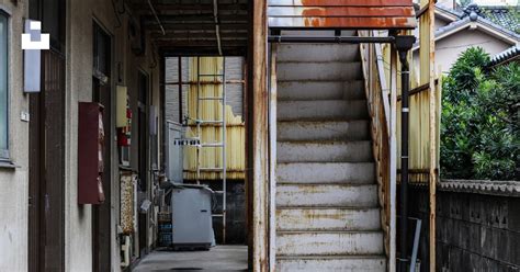 회색과 흰색 계단 사진 Unsplash의 무료 가나자 와 이미지