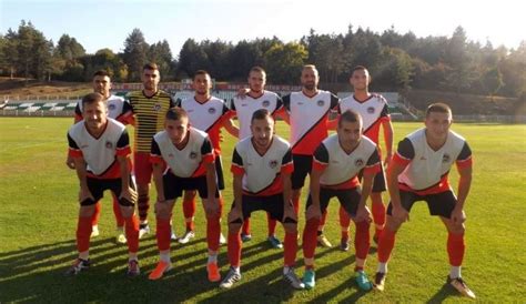 Локо Мездра приема Вихър Славяново в първата контрола от зимната си подготовка снимки