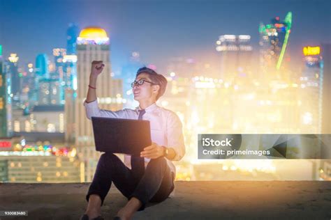 비즈니스 노트북 및 디지털 태블릿을 사용 하 여 Skyscaper 배경에서 경제에 대한 스톡 사진 및 기타 이미지 경제 고층 건물 공부 Istock