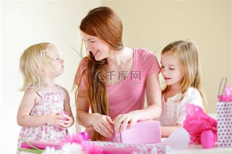 母亲和她的两个女儿包装礼物高清摄影大图 千库网
