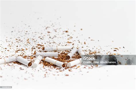 니코틴 의존과 담배 흡연의 개념 흩어진 담배와 깨진 담배는 표면에 놓여 있습니다 흰색 배경입니다 복사 공간 0명에 대한 스톡 사진 및 기타 이미지 Istock