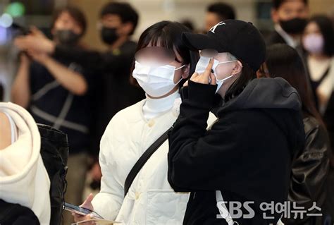 팬들은 울고 멤버들은 고개를 숙였다 오메가엑스 갑질 피해 논란 속 입국