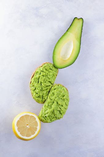아보카도 레몬 아보카도 붙여넣기 절반 녹색 아보카도와 레몬 흰색 배경에 샌드위치 복사 공간 아보카도 이국적인 과일 채식 다이어트 음식 파스타와 샌드위치 멕시코 요리 0명에
