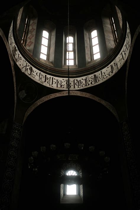 가벼운 가톨릭 건축 고딕 교회 교회 인테리어 그루지야 건축 그림자 기독교 돔 돔 천장 동방 정교회 문화 유산 문화적 랜드마크 복잡한 삼츠헤