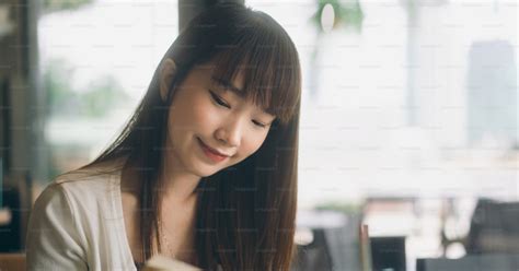 아시아 10대 대학생 여자가 카페에서 공부하고 책을 읽고 있다 대학 사람들은 하루 동안 집에서 밖에서 도시 라이프 스타일을