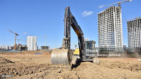 건설 현장에서 토공에 굴삭기 토목 공사의 굴삭기 건물 건설 도로 공사 0명에 대한 스톡 사진 및 기타 이미지 0명 개발 건설 기계류 Istock